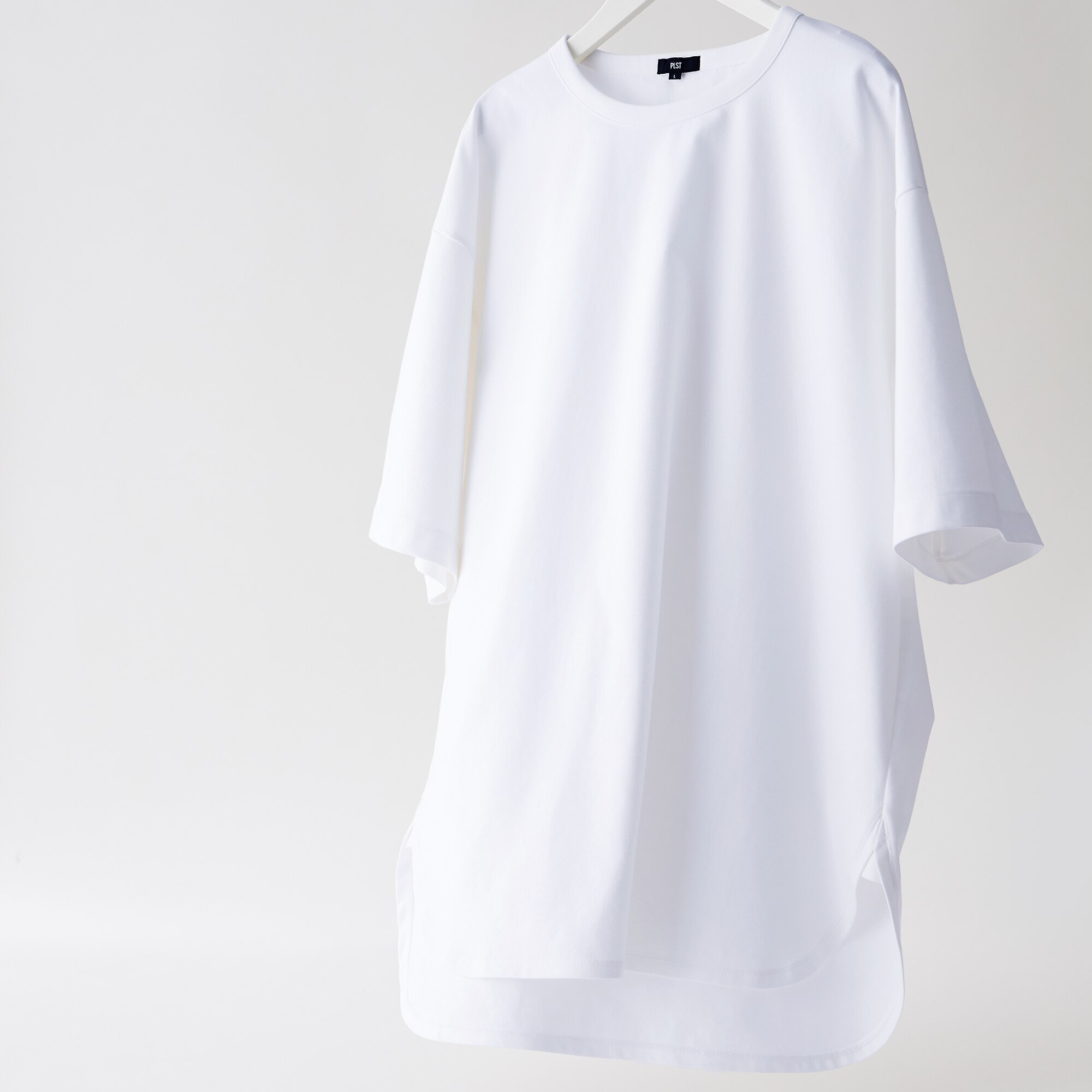 PLST(プラステ)公式 | ストレッチコットンブレンドラウンドテールTシャツ